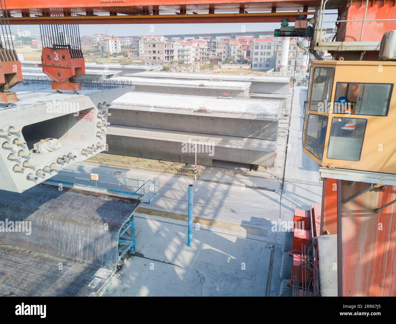 210130 -- PUTIAN, Jan. 30, 2021 -- Wang Ruifeng operates a girder crane ...
