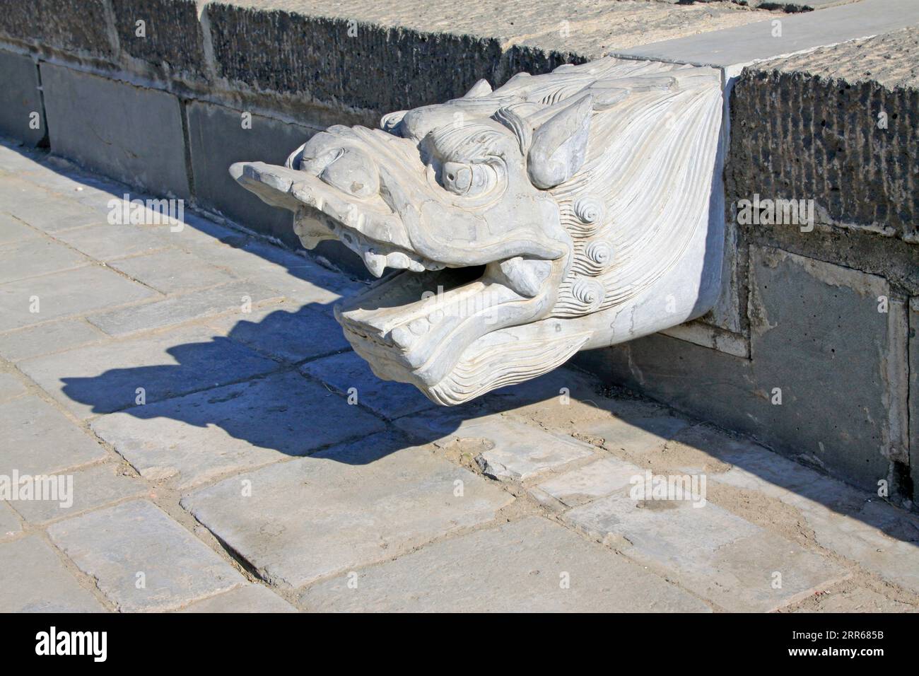 Dragon head stone sculpture hi-res stock photography and images - Alamy
