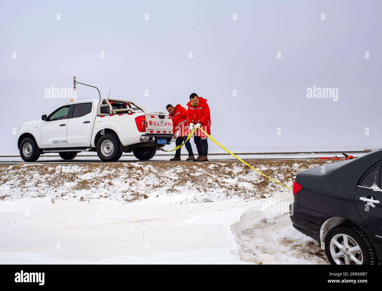 210131 -- URUMQI, Jan. 31, 2021 -- Staff of the Maytas wind prevention ...