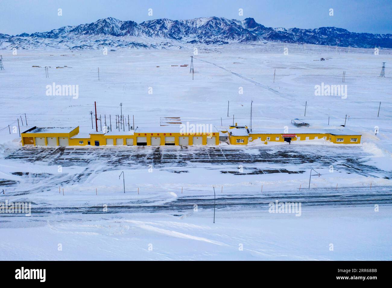 Windy road china aerial hi-res stock photography and images - Alamy