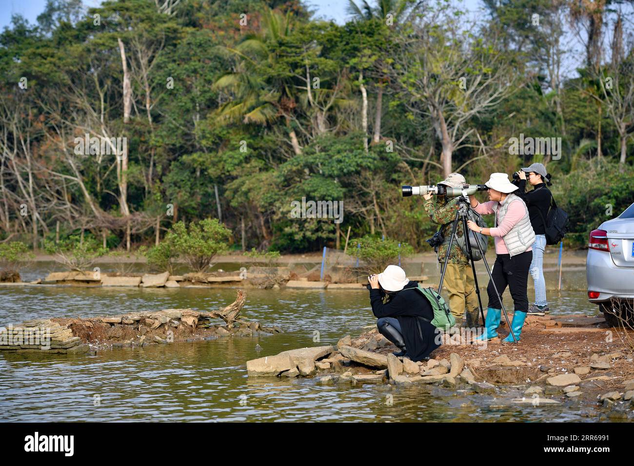 210201 -- HAIKOU, Feb. 2, 2021 -- Staff members of Haikou Duotan ...