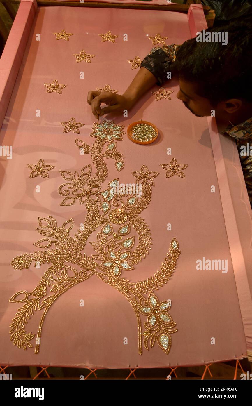 210203 -- DHAKA, Feb. 3, 2021 -- A weaver makes saree, a traditional women wear, on a ...