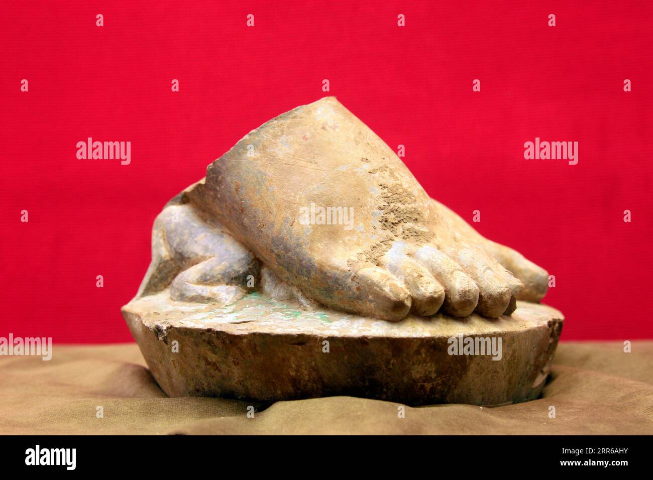 Carving with toes hi-res stock photography and images - Alamy
