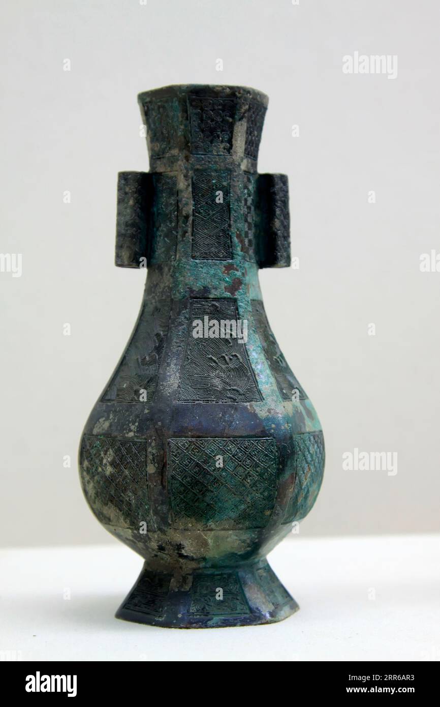 Bronze pot hi-res stock photography and images - Alamy