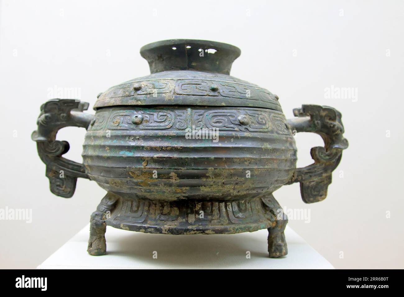 Chinese bronze vessels hi-res stock photography and images - Alamy