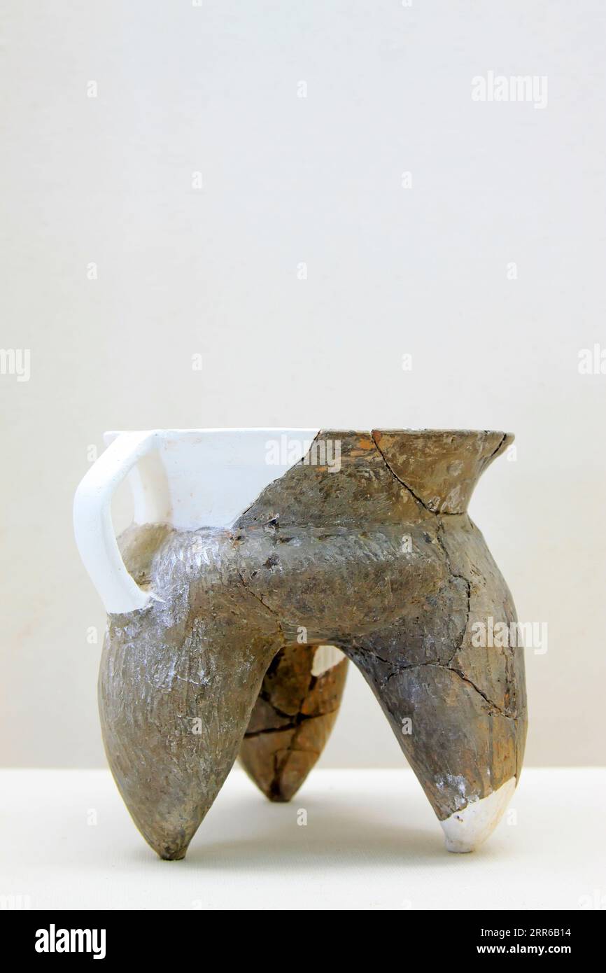 Ancient chinese pottery hi-res stock photography and images - Alamy