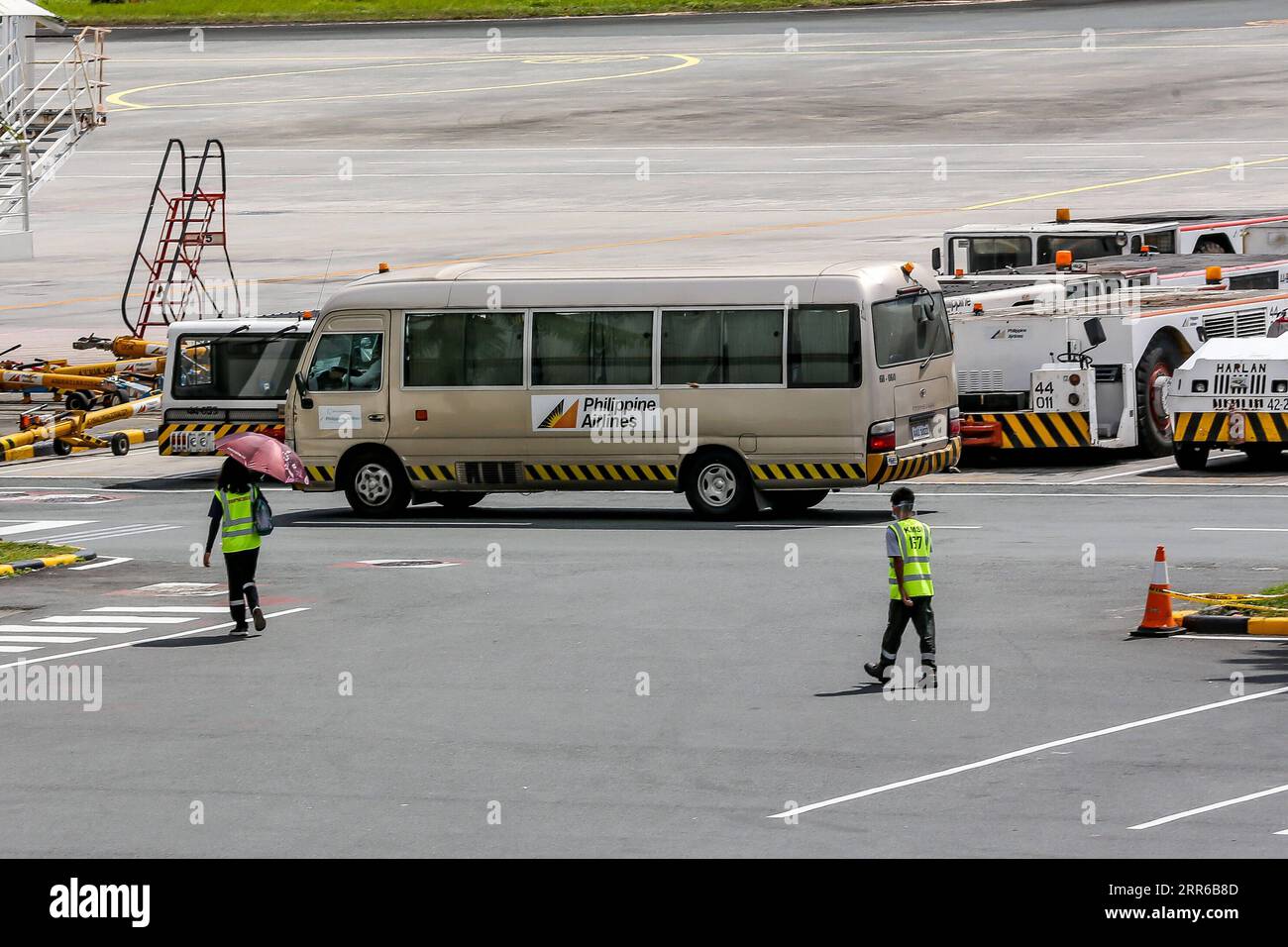 210203 -- MANILA, Feb. 3, 2021 -- A shuttle bus of the Philippine ...