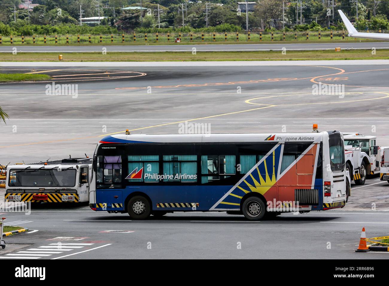 210203 -- MANILA, Feb. 3, 2021 -- A shuttle bus of the Philippine ...