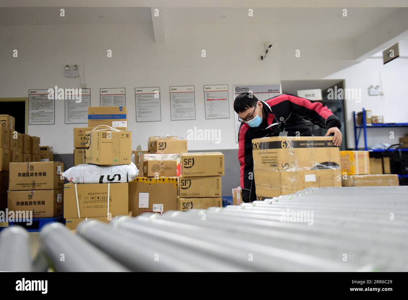 China post sf express hi-res stock photography and images - Alamy