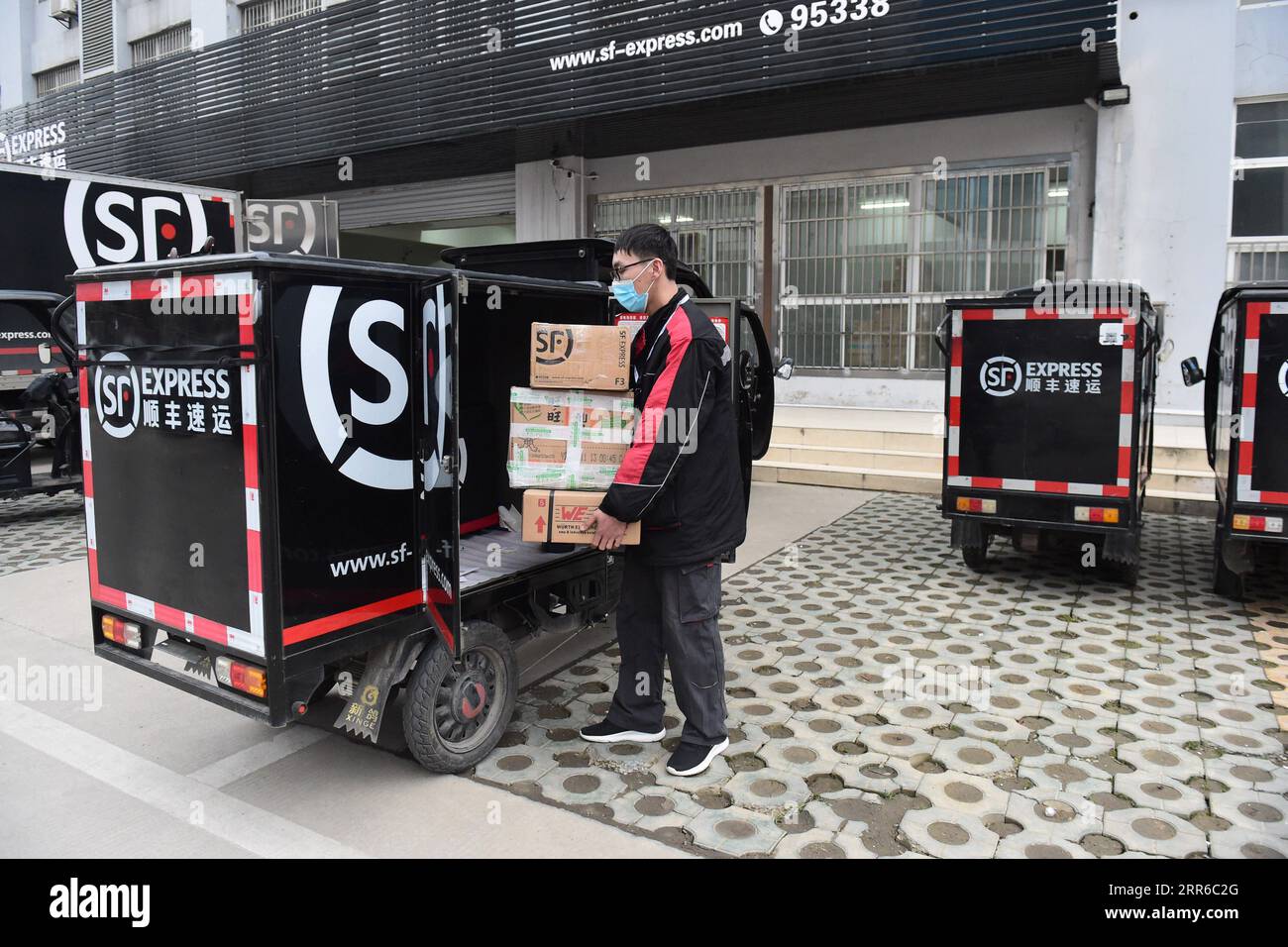 China post sf express hi-res stock photography and images - Alamy