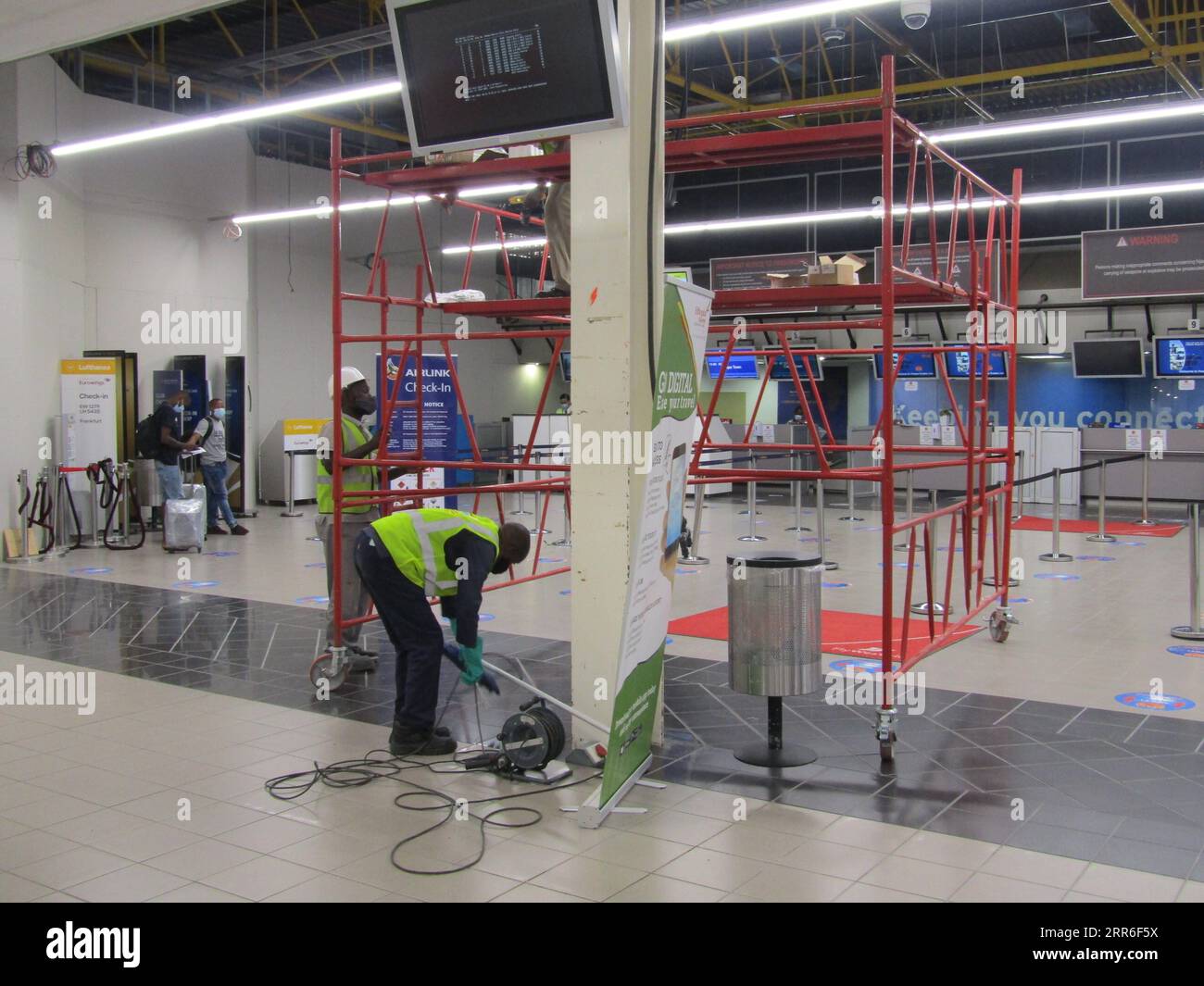 210211 -- WINDHOEK, Feb. 11, 2021 -- Construction workers work at ...