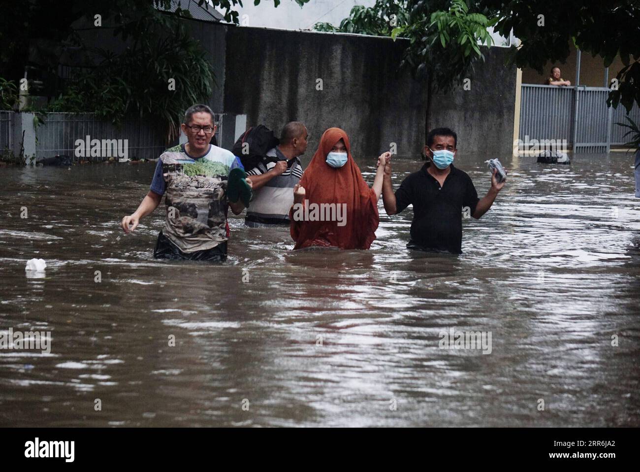 People walk through flood water hi-res stock photography and images - Alamy