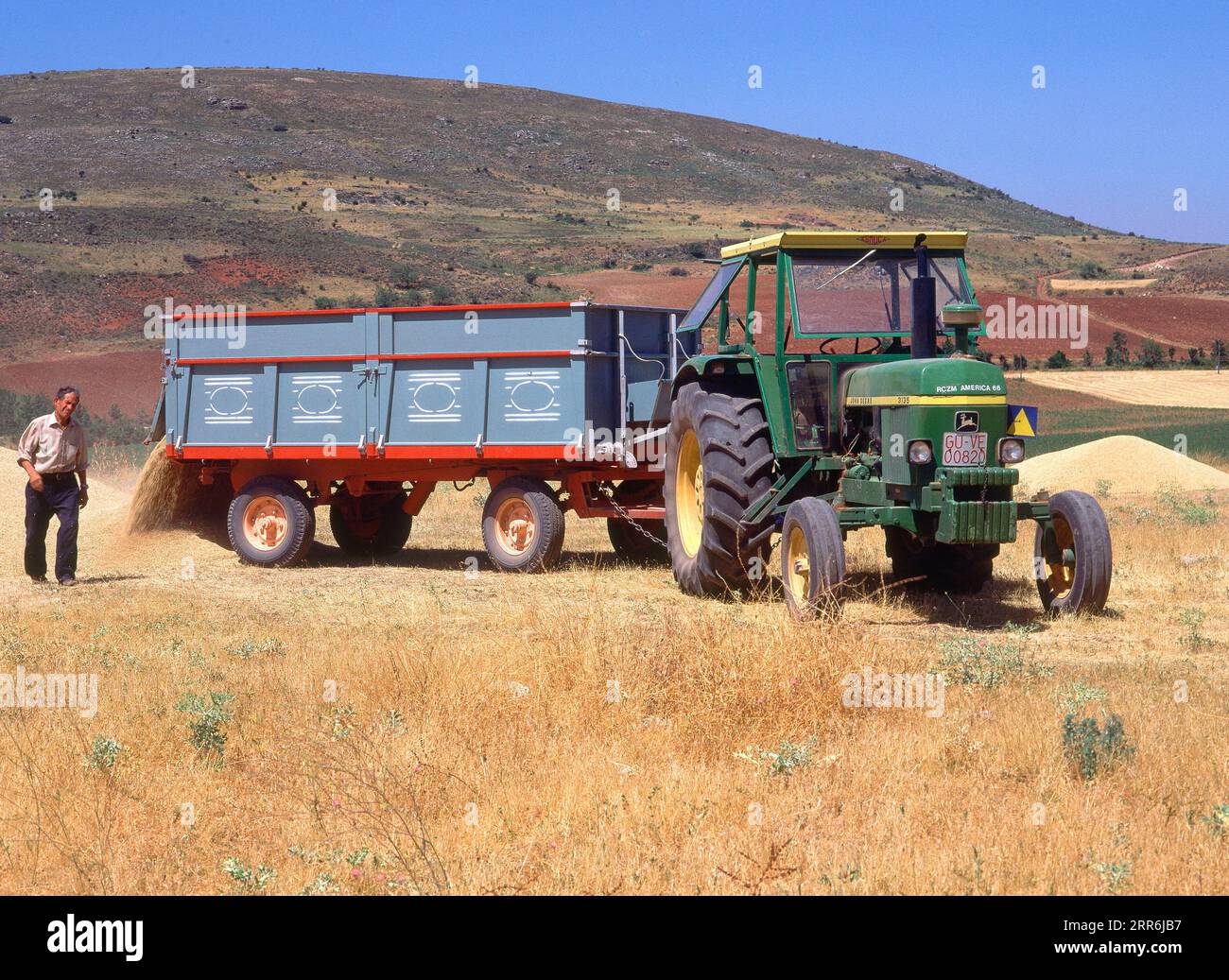 Tractor con remolque hi-res stock photography and images - Alamy