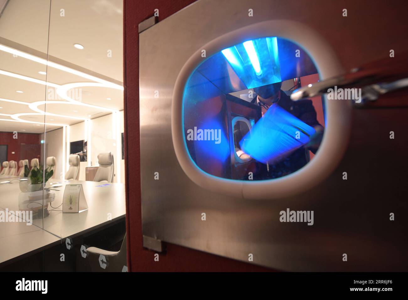 210218 -- SINGAPORE, Feb. 18, 2021 -- Photo shows the document exchange ...