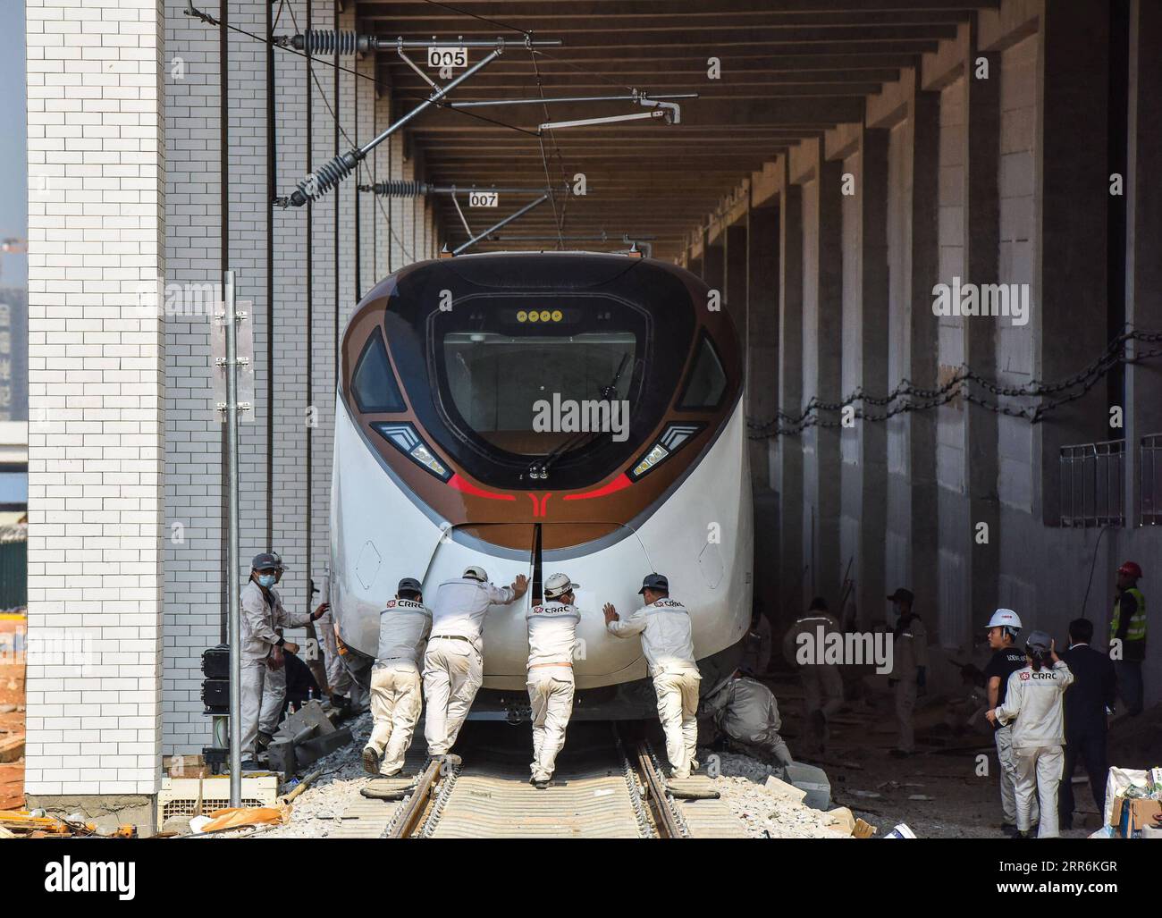 210220 -- GUANGZHOU , Feb. 20, 2021 -- Workers push a train section at ...