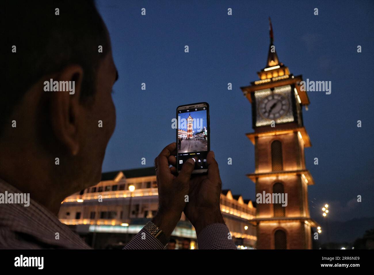 Srinagar Kashmir, India. 06th Sep, 2023. A man takes picture of ...