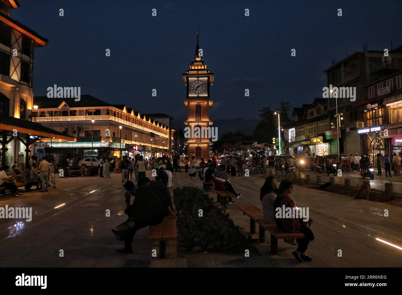 Srinagar Kashmir, India. 06th Sep, 2023. People walk near the colorful ...