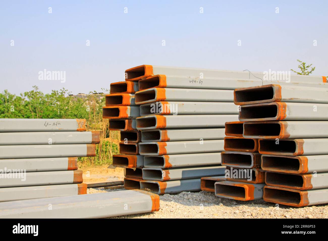 Steel cross beams hi-res stock photography and images - Alamy