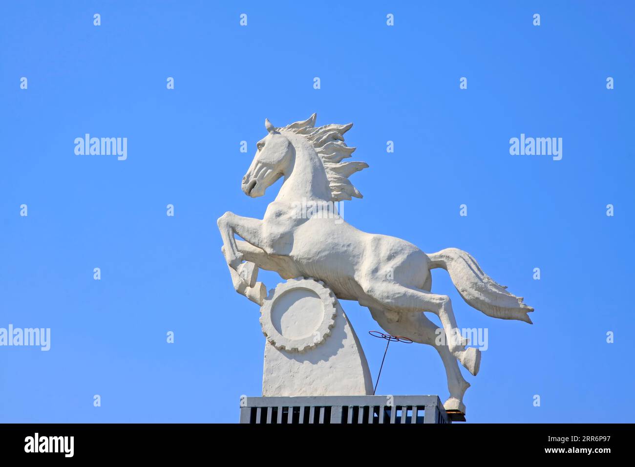 Statues of running horses hi-res stock photography and images - Alamy