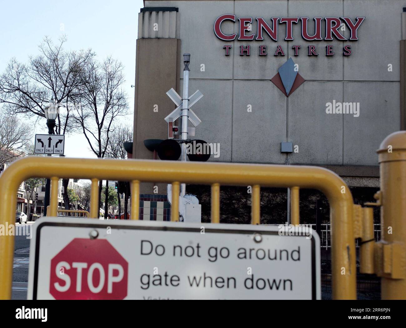 Closed movie theater hi-res stock photography and images - Alamy