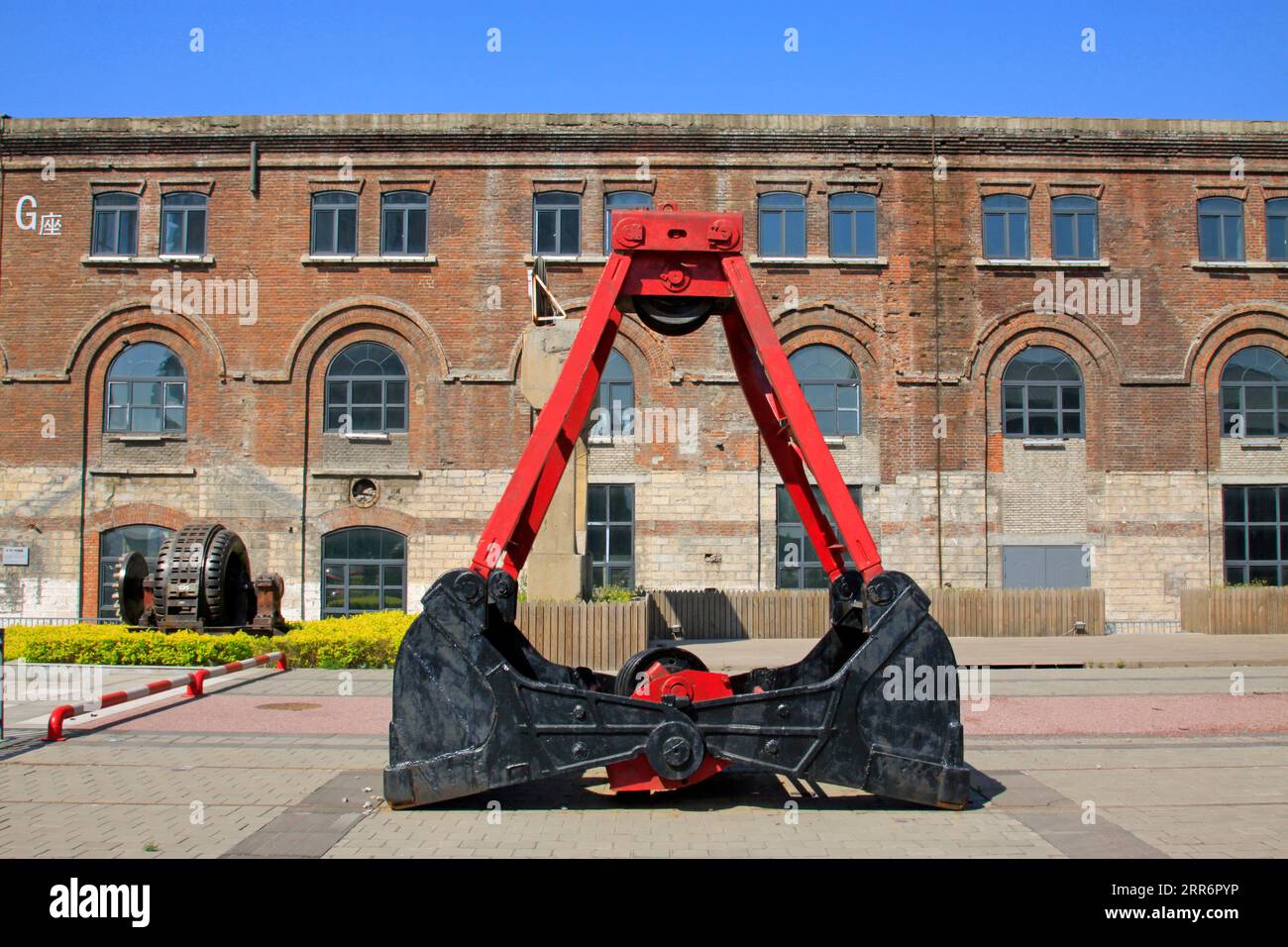 Metal grab bucket Stock Photo - Alamy