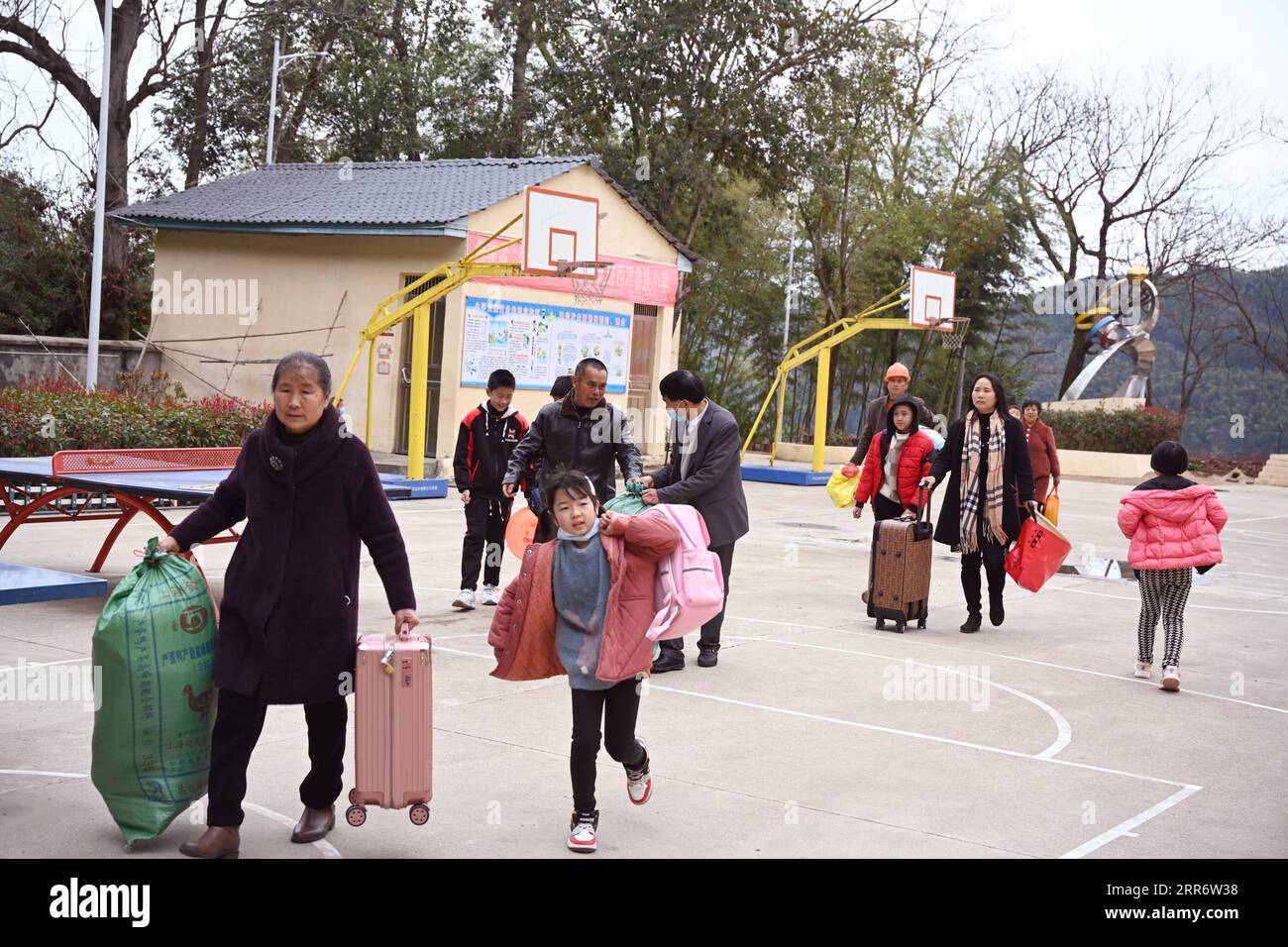 School children from behind hi-res stock photography and images - Alamy