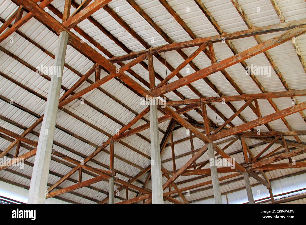 Ceiling to floor support hi-res stock photography and images - Alamy