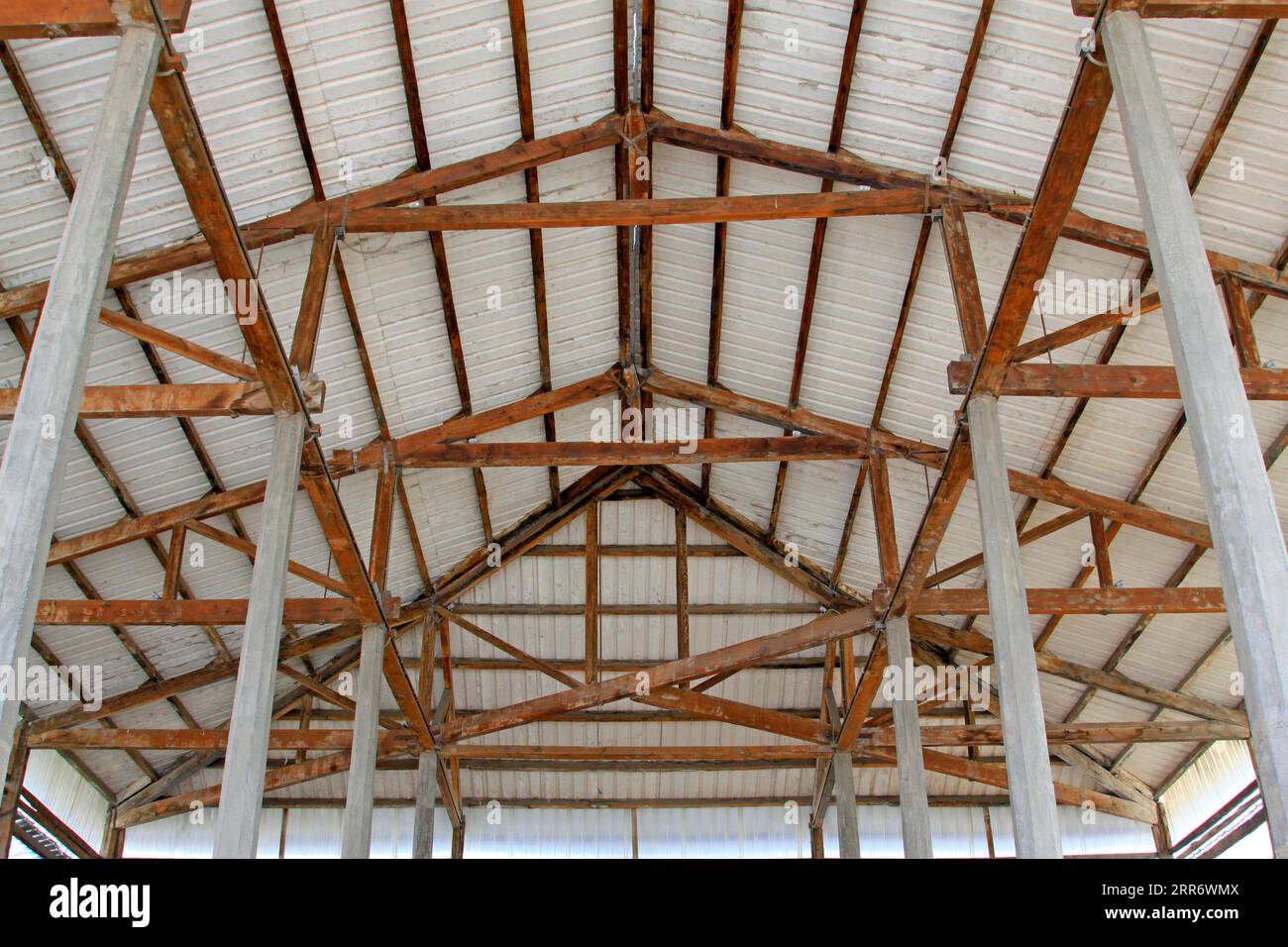 Ceiling to floor support hi-res stock photography and images - Alamy