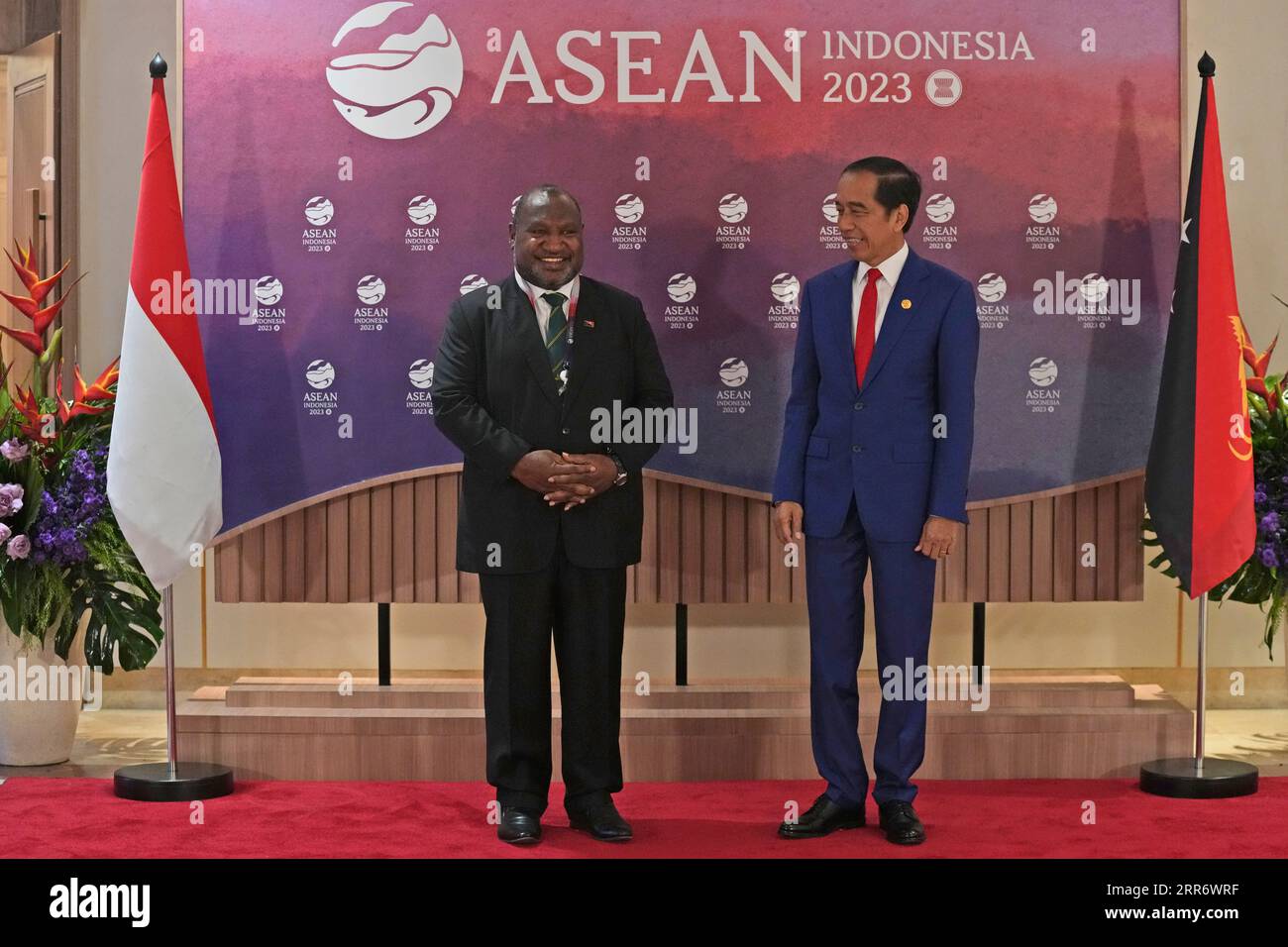 Indonesian President Joko Widodo, right, greets Papua New Guinea's ...