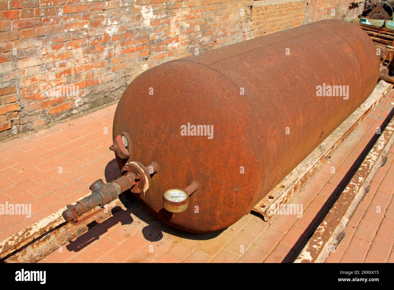 Metal tank hi-res stock photography and images - Alamy