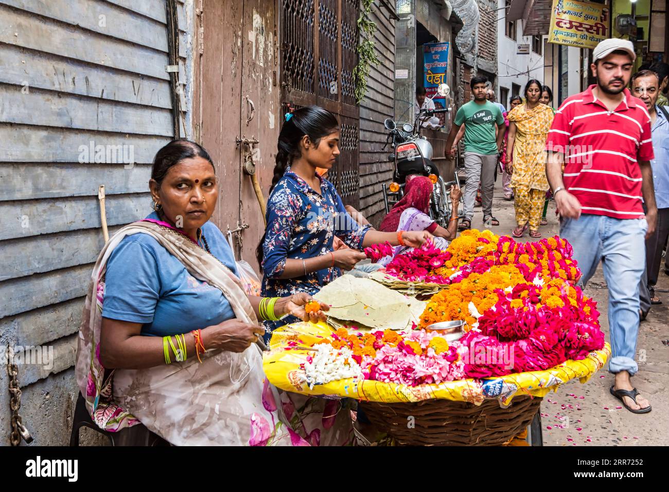 Vrindavan, Uttar Pradesh, October 19th 2019: Indian woman florist ...