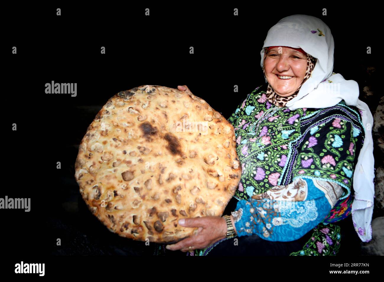 Traditional palestinian bread hi-res stock photography and images - Alamy