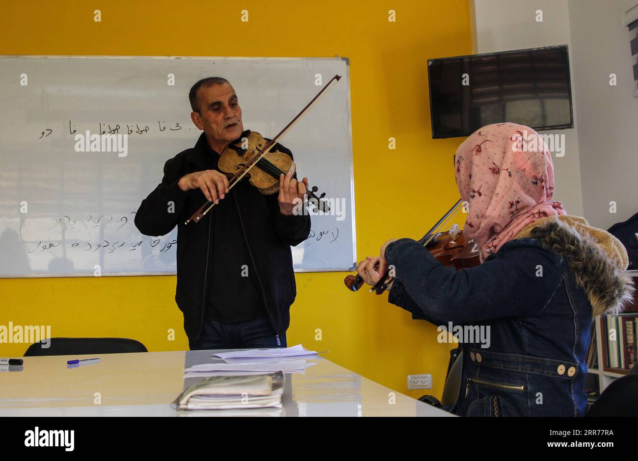 Violin types of instruments hi-res stock photography and images - Alamy