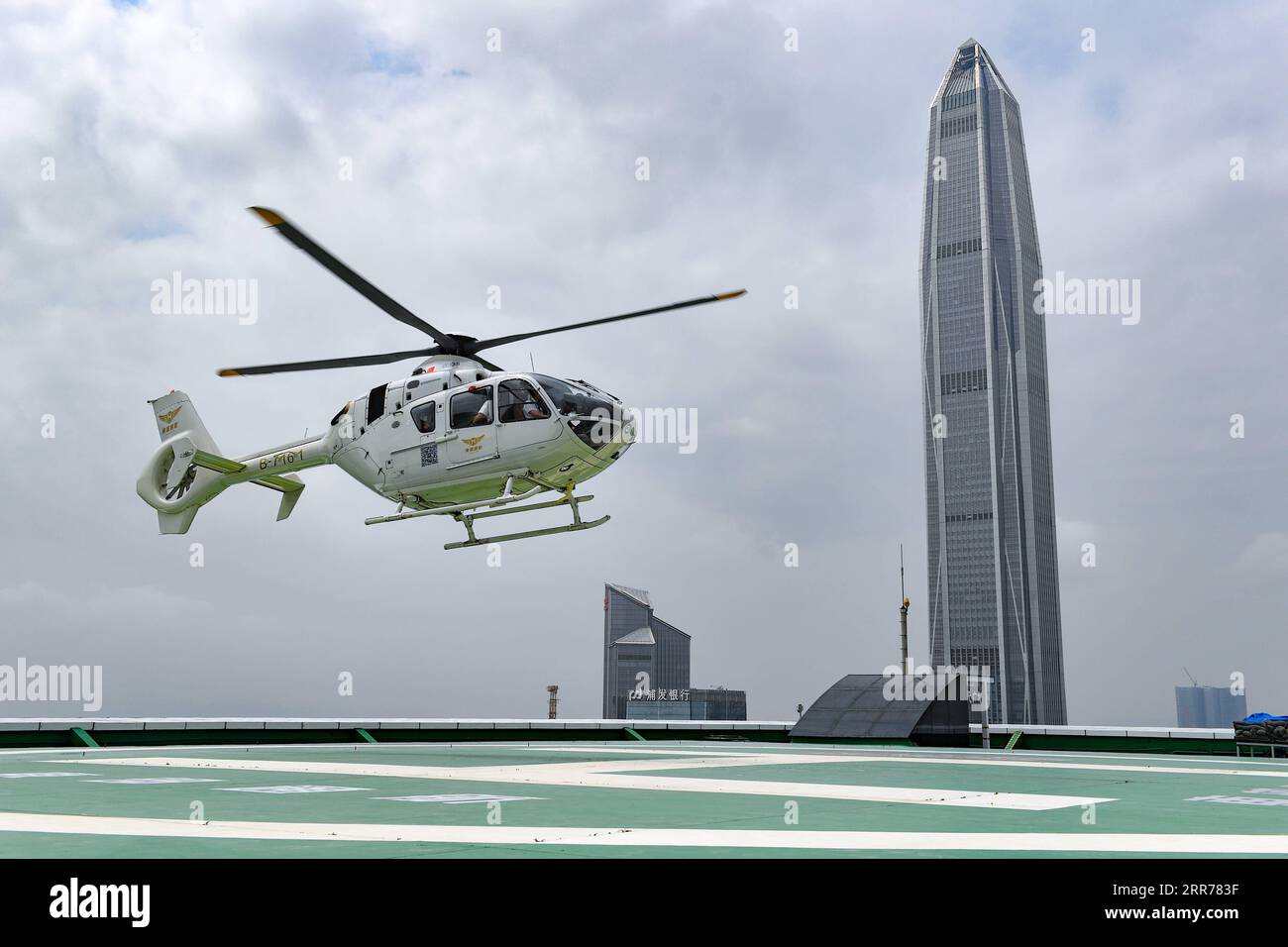 Shuttle helicopter hi-res stock photography and images - Alamy