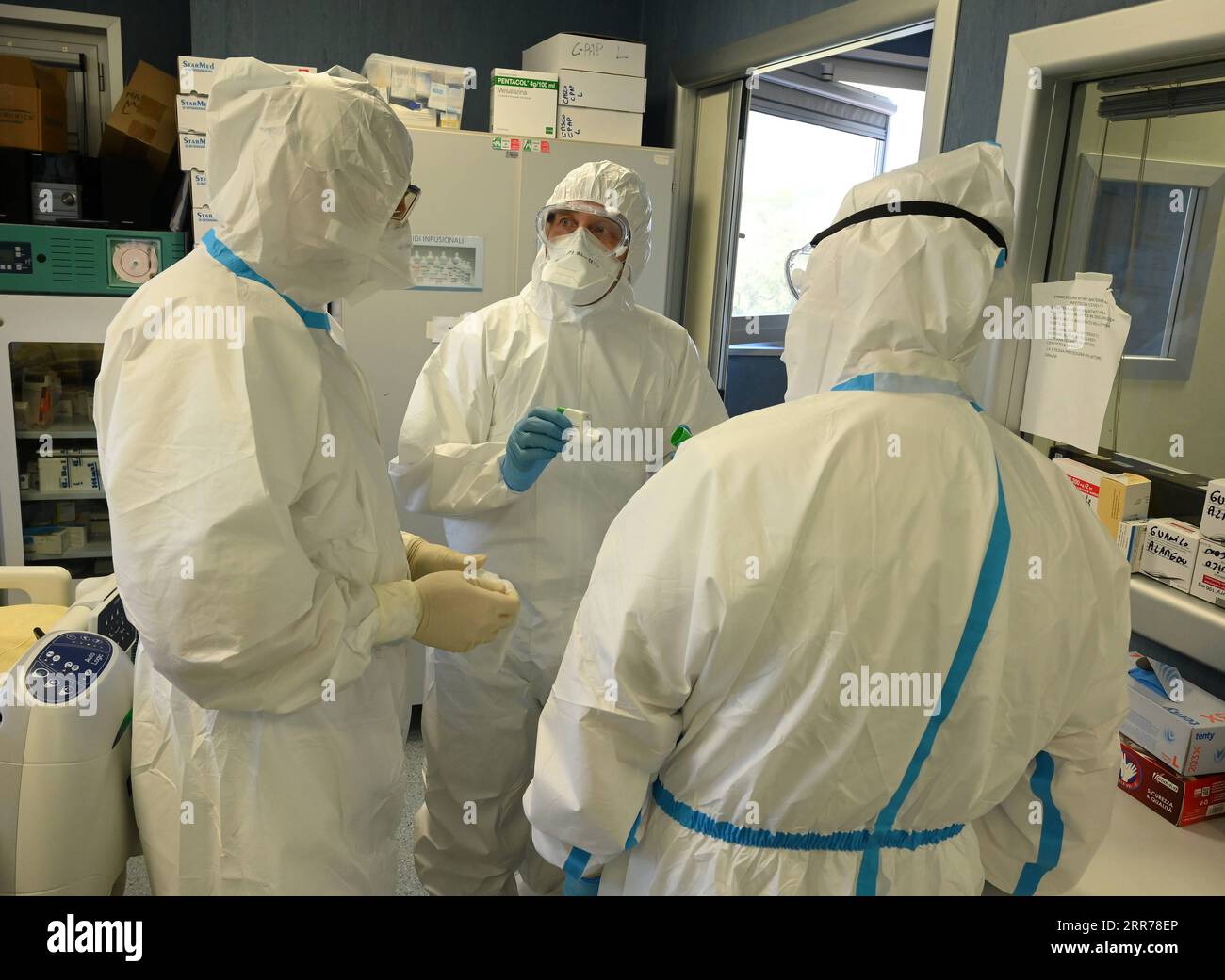 Covid 19 hospital icu italy hi-res stock photography and images - Alamy