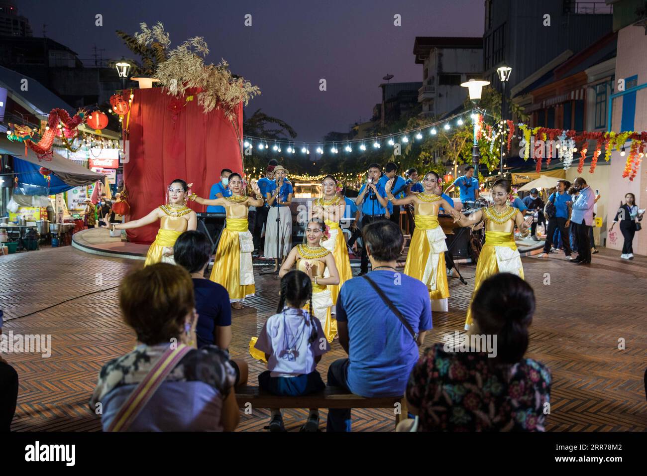 210320 -- BANGKOK, March 20, 2021 -- Tourists watch Thai dance at the ...