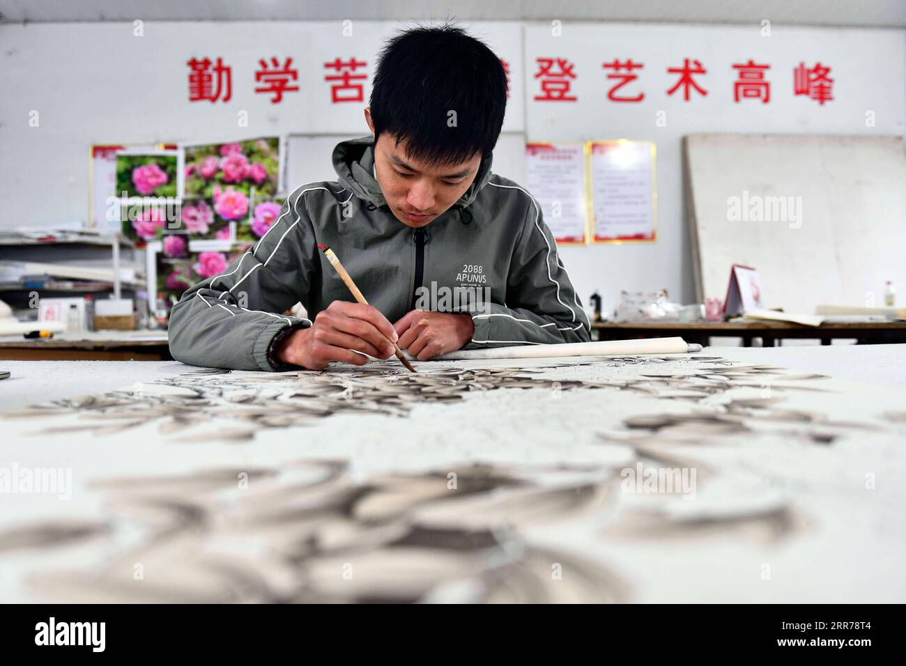 210320 -- JUYE, March 20, 2021 -- A worker draws a peony-themed ...