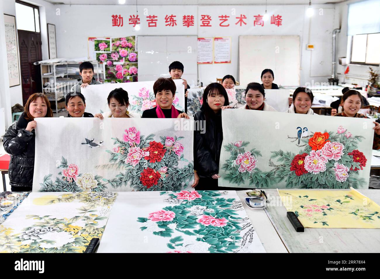 210320 -- JUYE, March 20, 2021 -- Workers display their just-finished ...