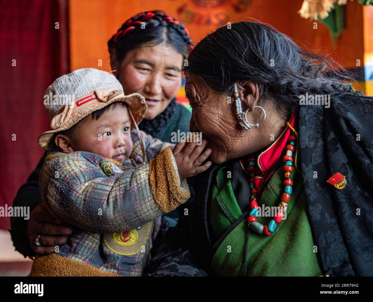 210322 -- LHASA, March 22, 2021 -- Tenzin Tsomo interacts with her granddaughter in southwest ...