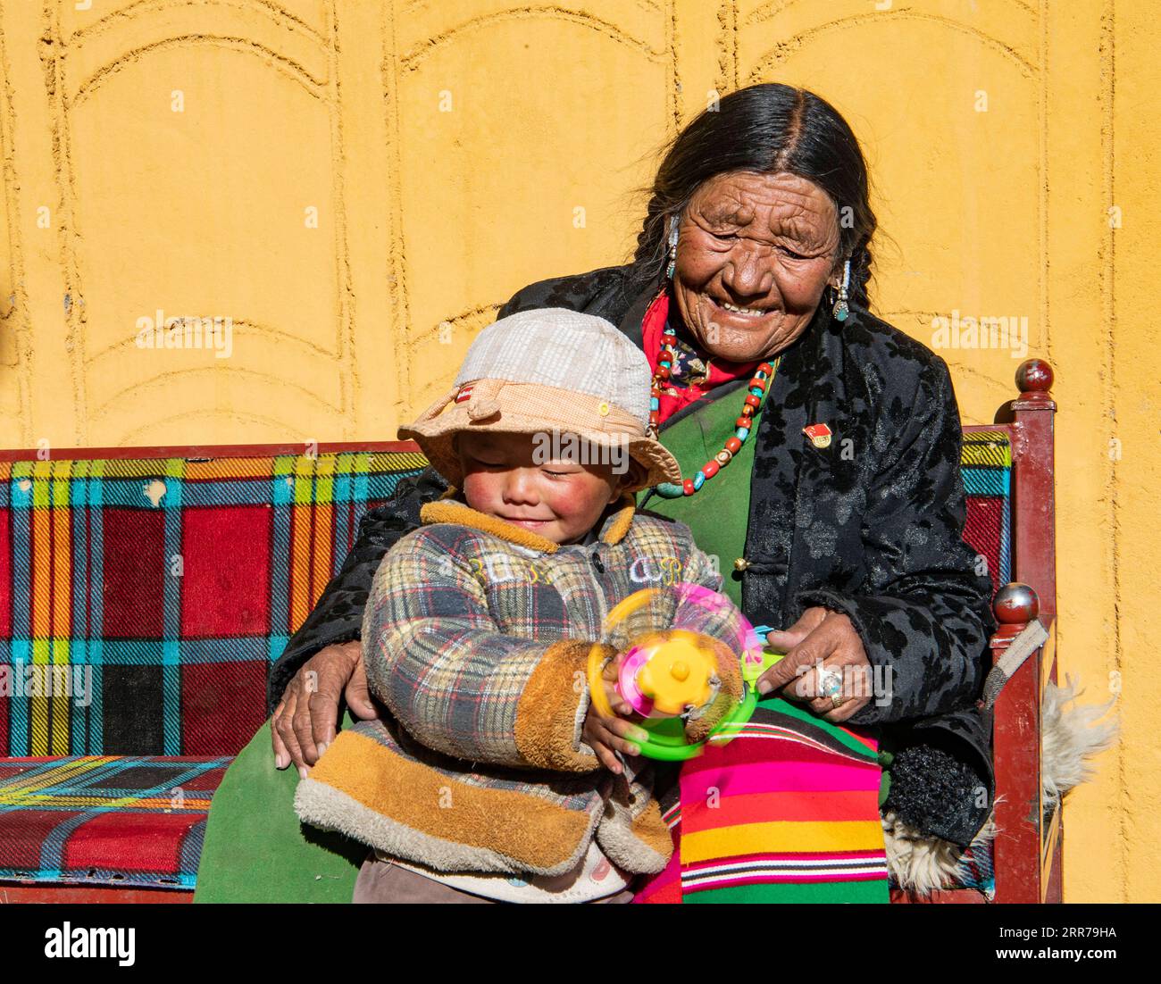 210322 -- LHASA, March 22, 2021 -- Tenzin Tsomo and her granddaughter have a rest in the ...