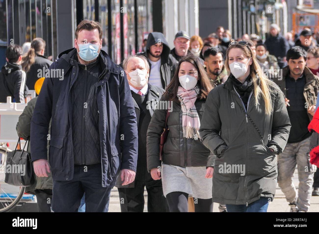210323 -- BERLIN, March 23, 2021 -- Pedestrians wearing face masks walk ...