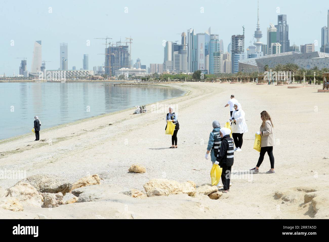 Beach cleaning campaign hi-res stock photography and images - Alamy