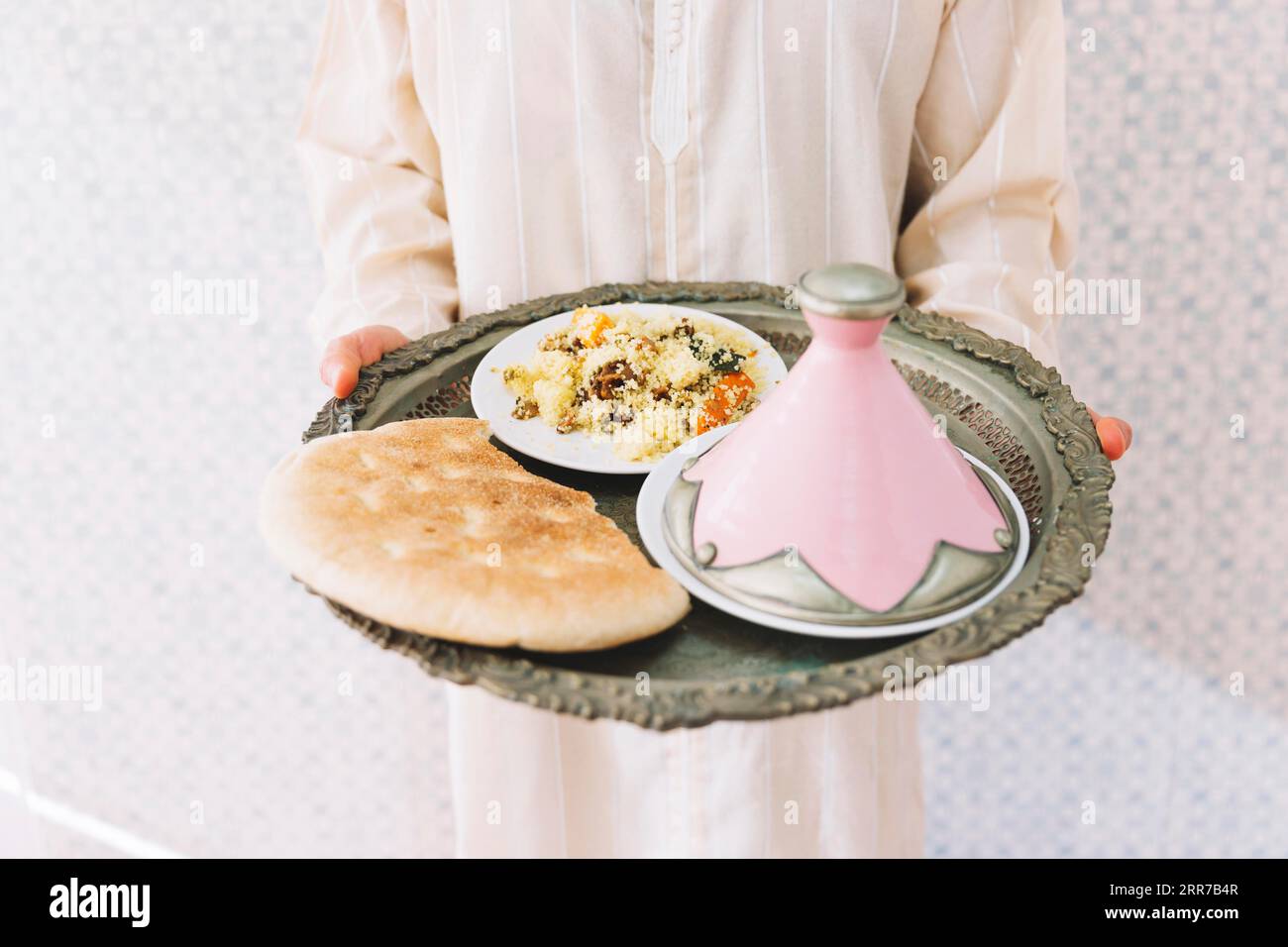Man holding plate hi-res stock photography and images - Alamy
