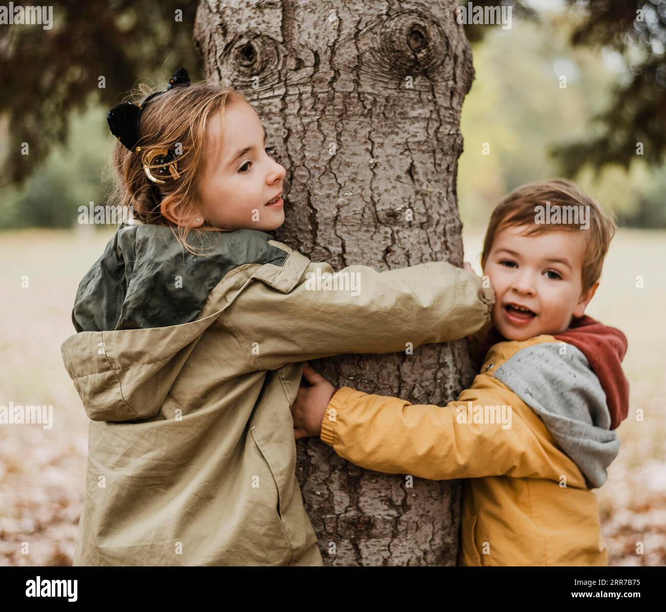 Kids hugging tree hi-res stock photography and images - Alamy