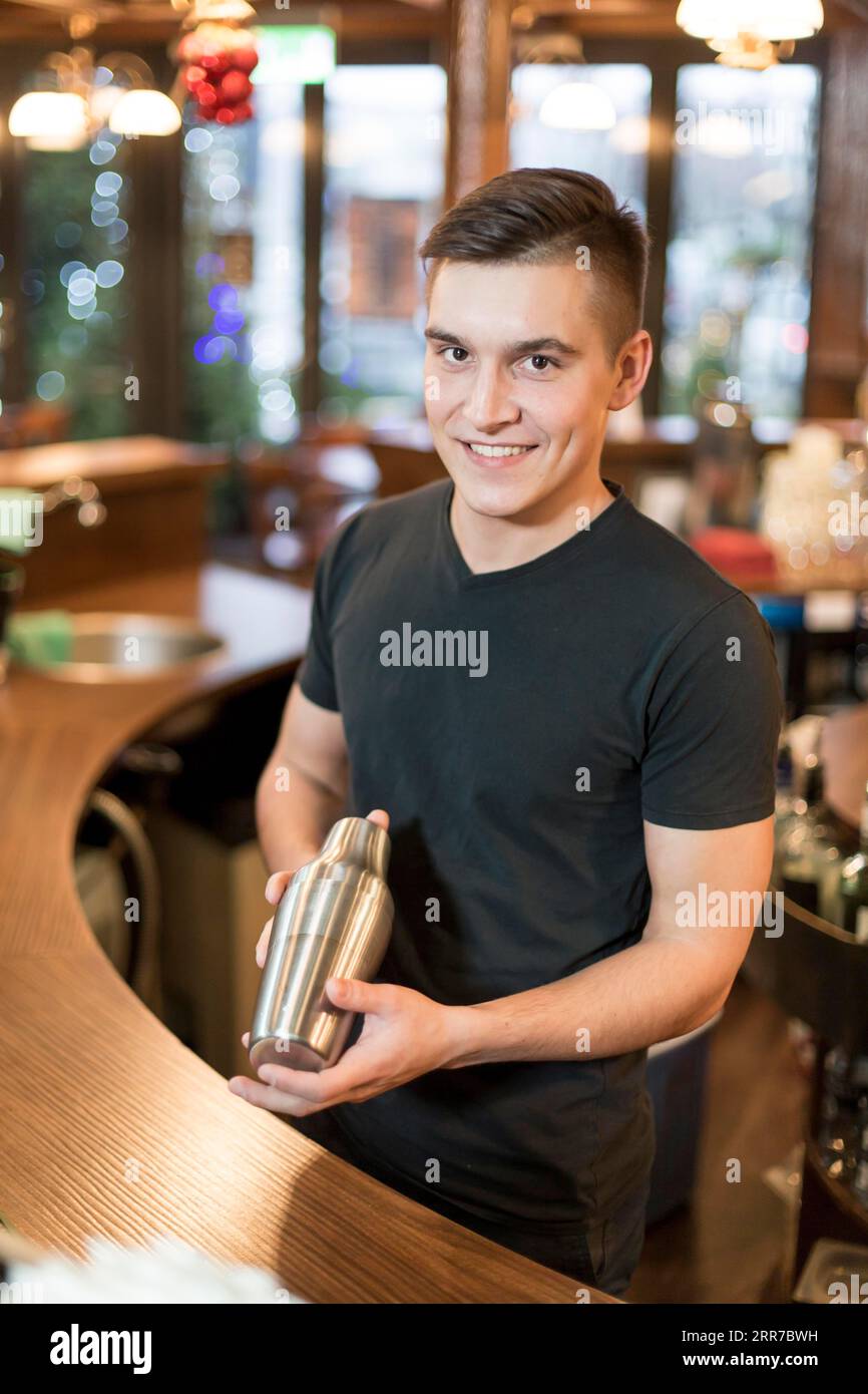 Man cocktail shaker hi-res stock photography and images - Alamy