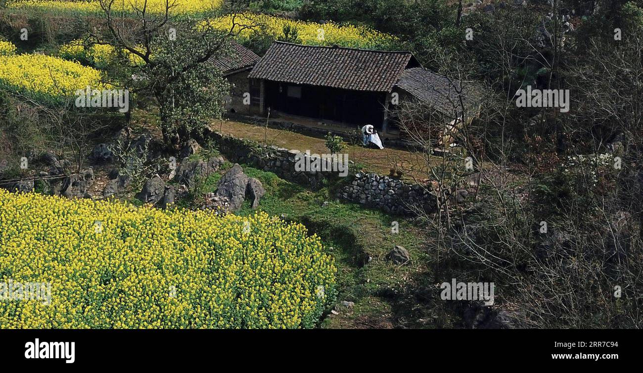 210325 -- ZHANGJIAJIE, March 25, 2021 -- Aerial photo shows Zhuo Yihang ...