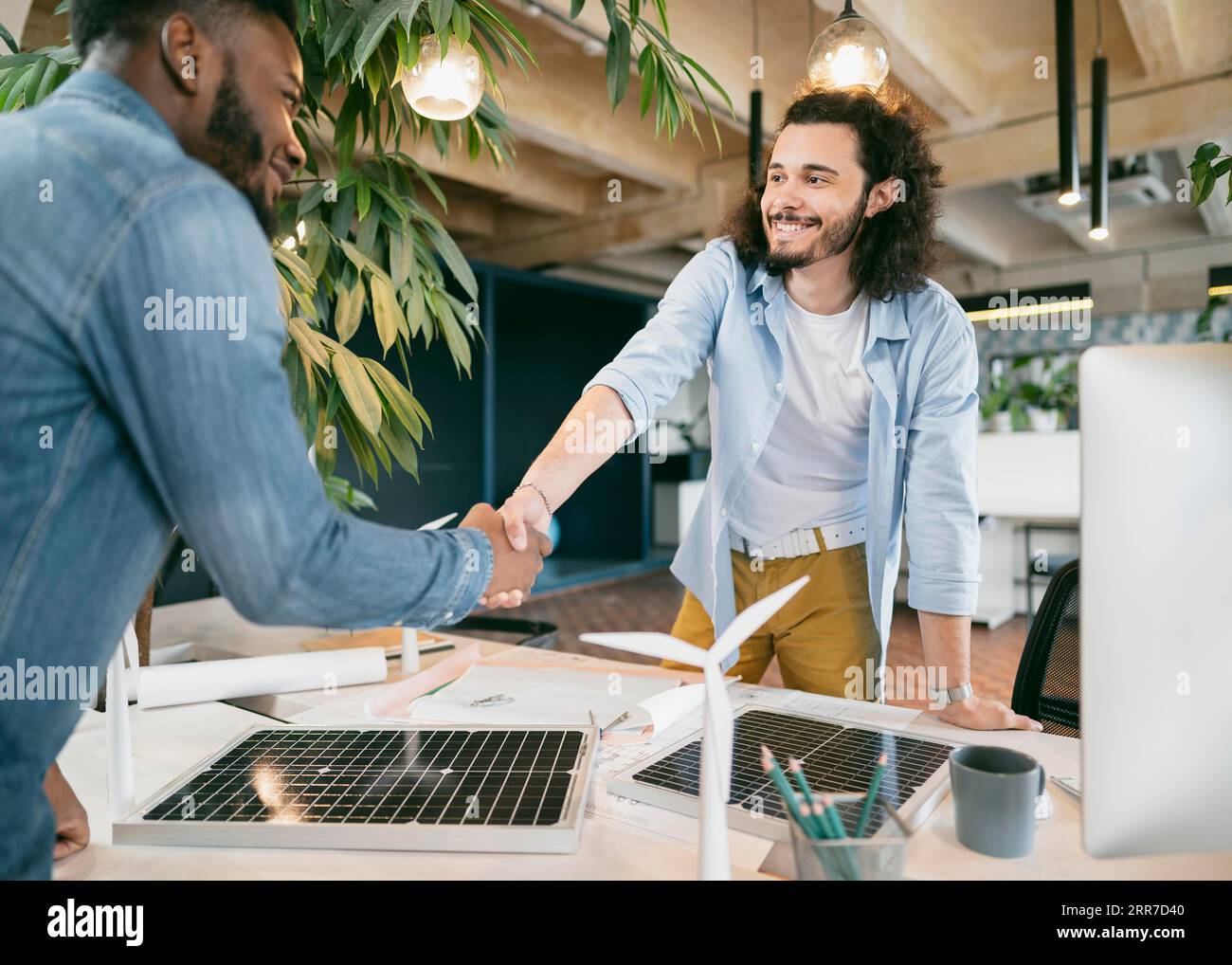 Men shaking hands Stock Photo - Alamy