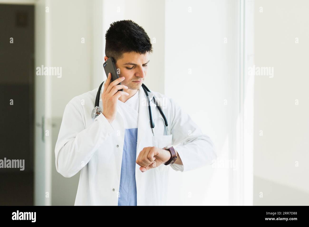 Doctor on time hi-res stock photography and images - Alamy