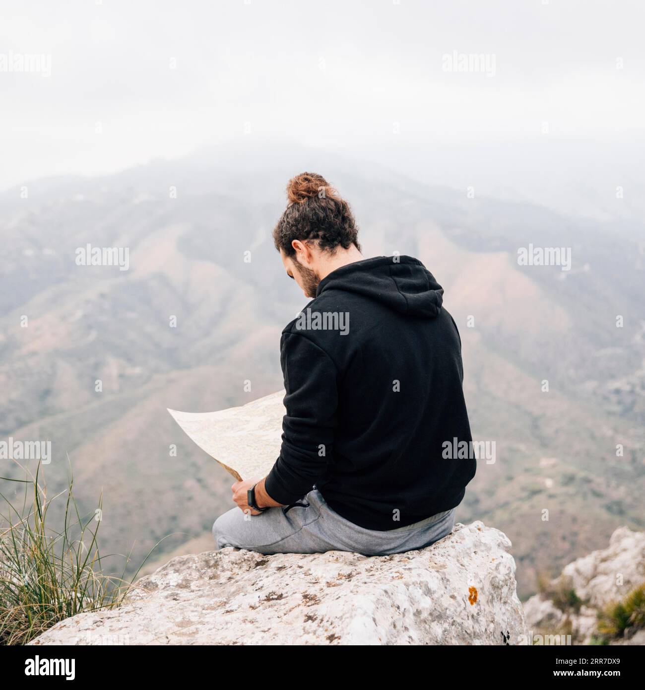 Male hiker map hi-res stock photography and images - Alamy