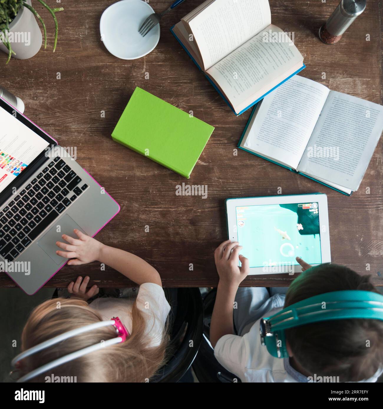 Laptop screen child hi-res stock photography and images - Alamy